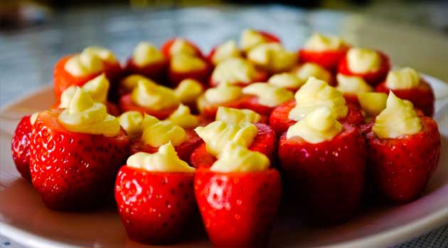 Cheesecake Stuffed Strawberries Recipe - Flavorite